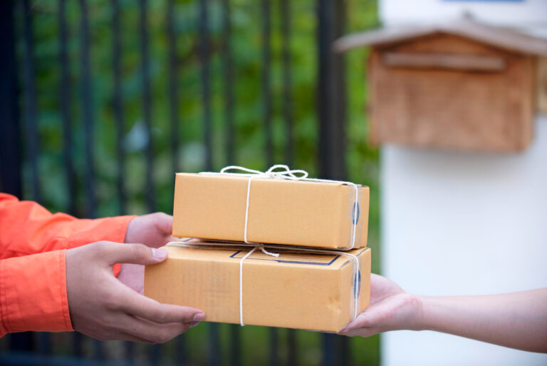 Ile trwa przesyłka kurierska i co wpływa na czas dostawy? | taniapaczka.pl